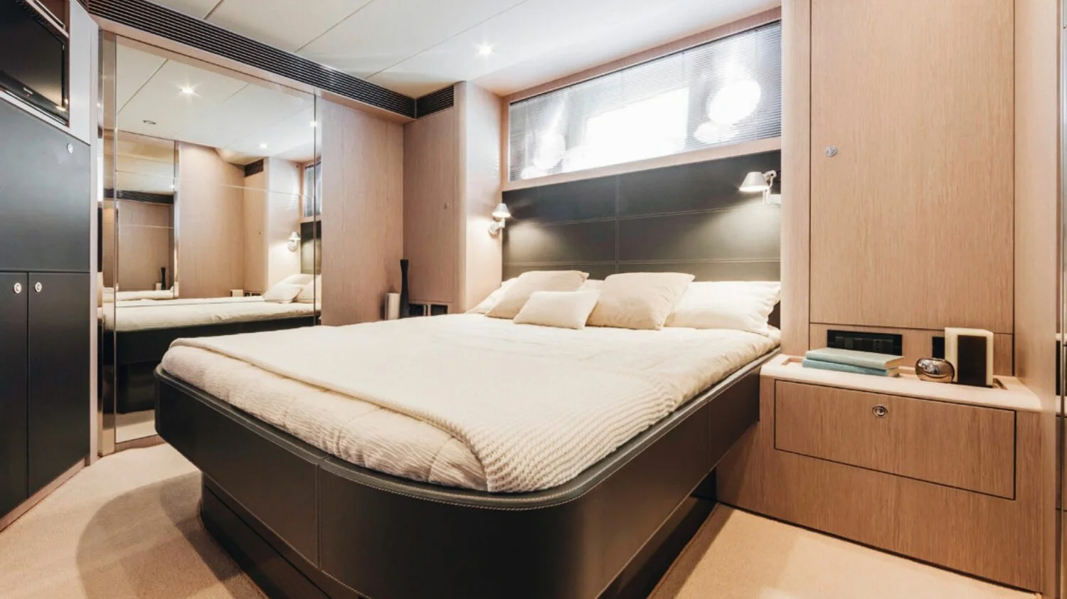 Yacht LARGO, Riva | CHARTERWORLD Luxury Superyacht Charters